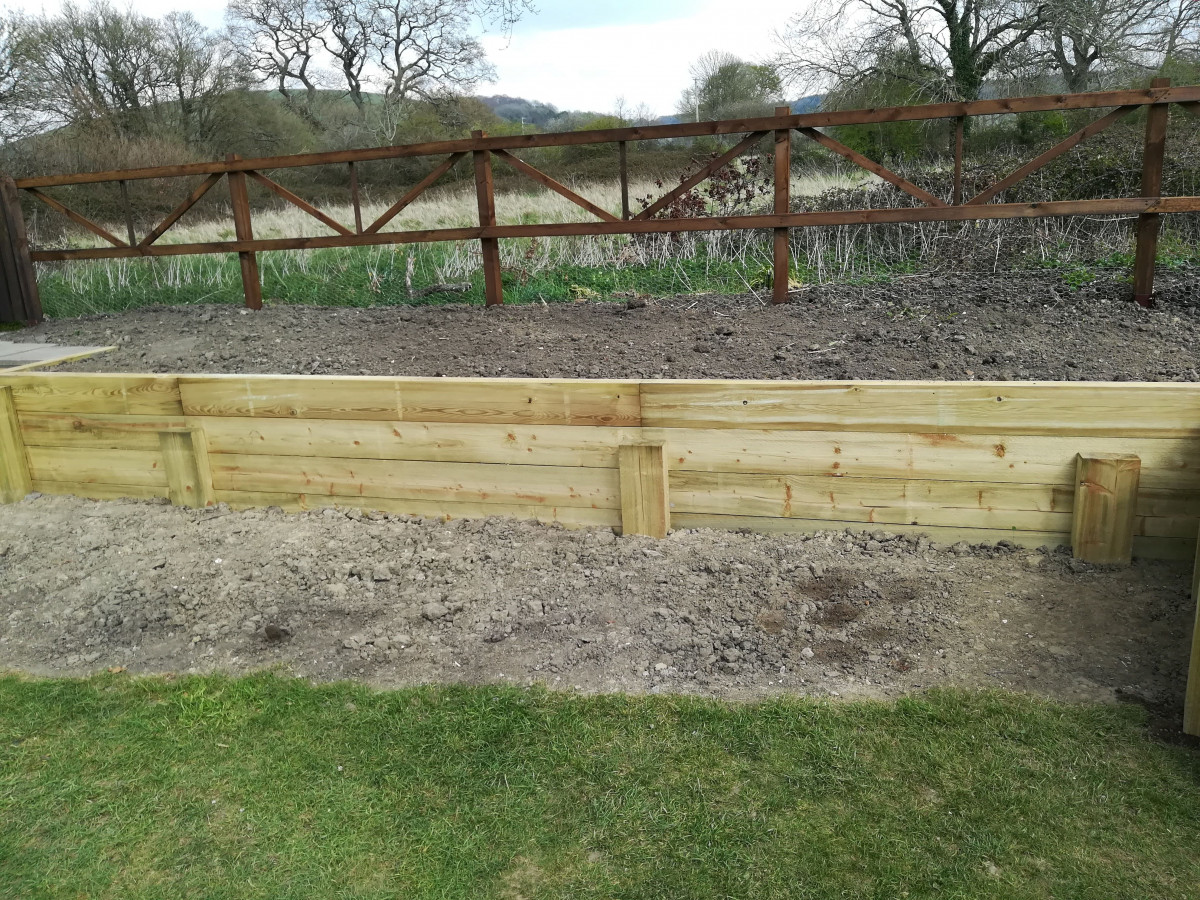 Sleeper retaining wall with garden steps – MSC Landscapes